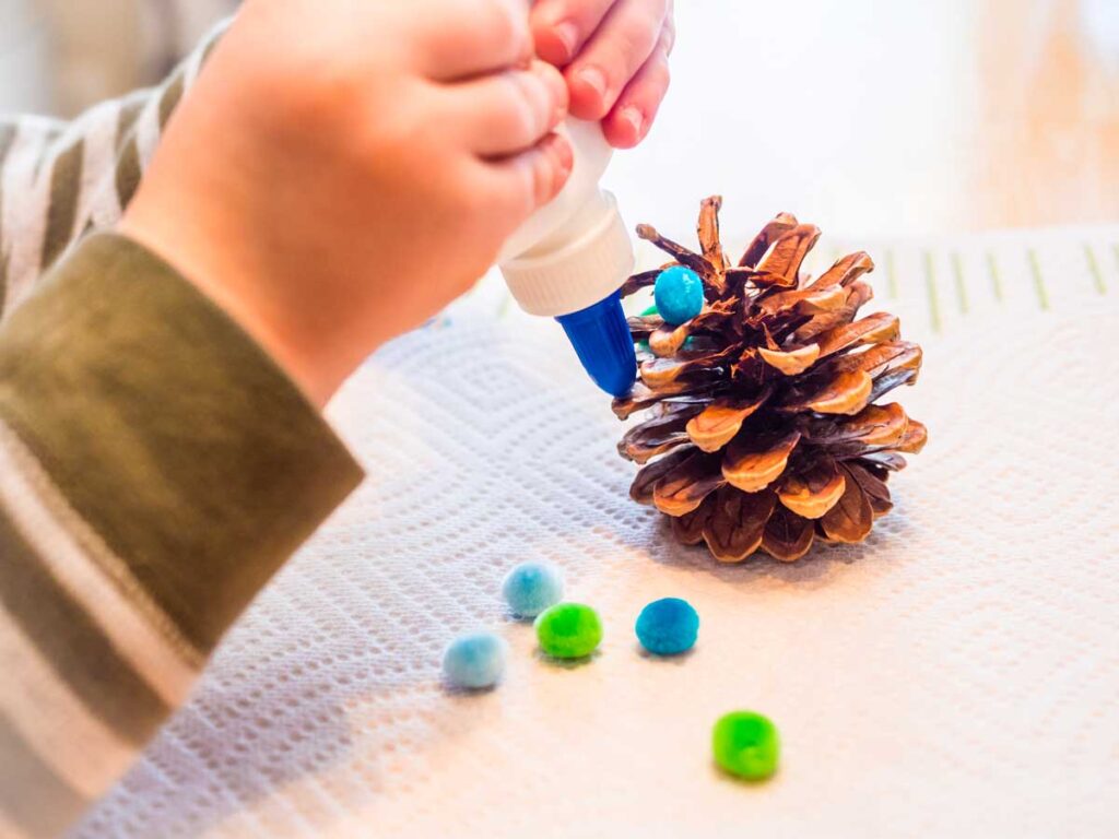 Lavoretti con pigne e bambini: la magia del Natale fatta a mano